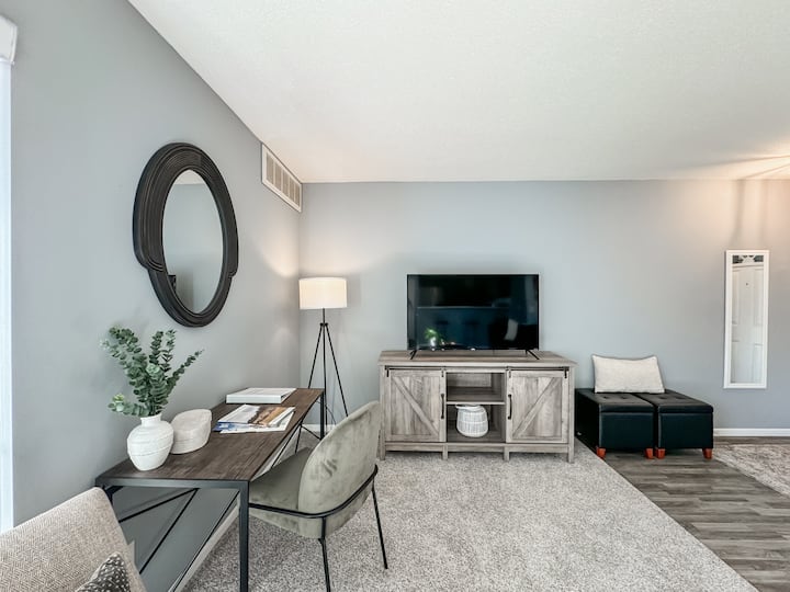 Serene Retreat | Walkout Condo | King Bed & Garage - Hartford, SD