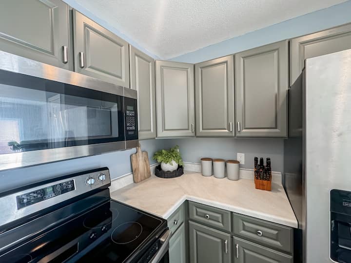 Serene Retreat | Walkout Condo | King Bed & Garage - Sioux Falls, SD
