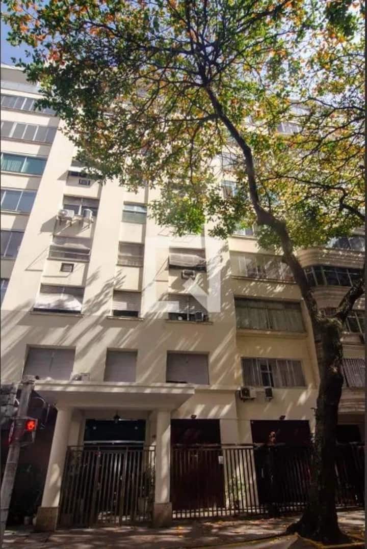 Espaçoso E Bem Localizado. Uma Quadra Da Praia - Ipanema