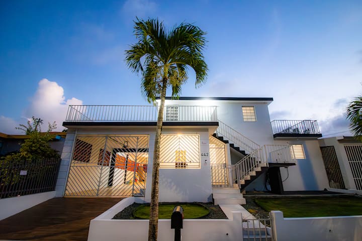 Entire Vacation Home - 2 Stories - Fits 10 - San Juan