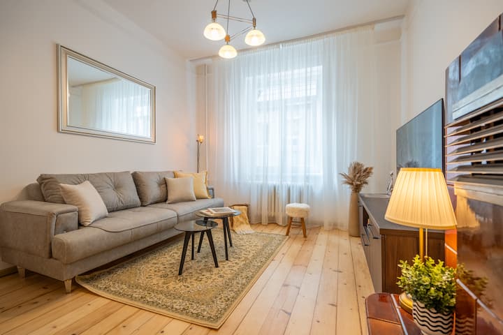 • 𝐓𝐡𝐞 𝐅𝐚𝐛𝐢 𝐀𝐫𝐭 • 2bdr In Sofia Downtown - Sofia Airport (SOF)