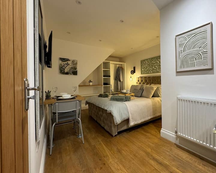 The Old Stables - Room 3 - Cosy King - Northampton, UK