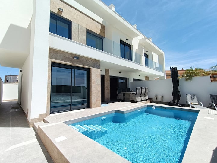 Villa De Obra Nueva En El Centro De Los Montesinos - Almoradí