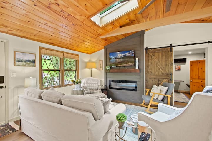 Cozy Retreat With Hot Tub, Game Room, Fire Pit - Banner Elk, NC