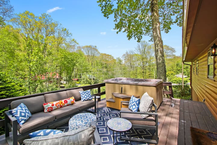 Cozy Retreat With Hot Tub, Game Room, Fire Pit - Banner Elk, NC