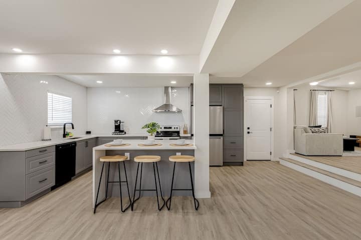 Large 4 Bedroom & Grilling, Games Near Downtown! - Alamo Heights, TX