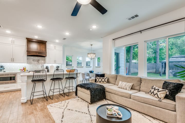 New! Arlington Stay | Luxury Backyard | Near At&t - Arlington, TX