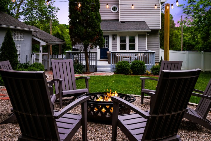 Cozy Crestwood Cottage W/ Hot Tub – Sleeps 8 - Anchorage, KY