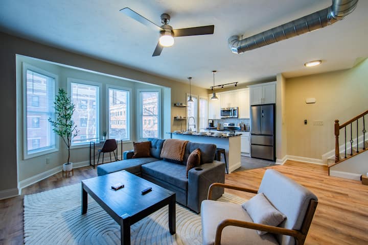 Huge King Suite Just Off Walnut - Forest Hills, PA