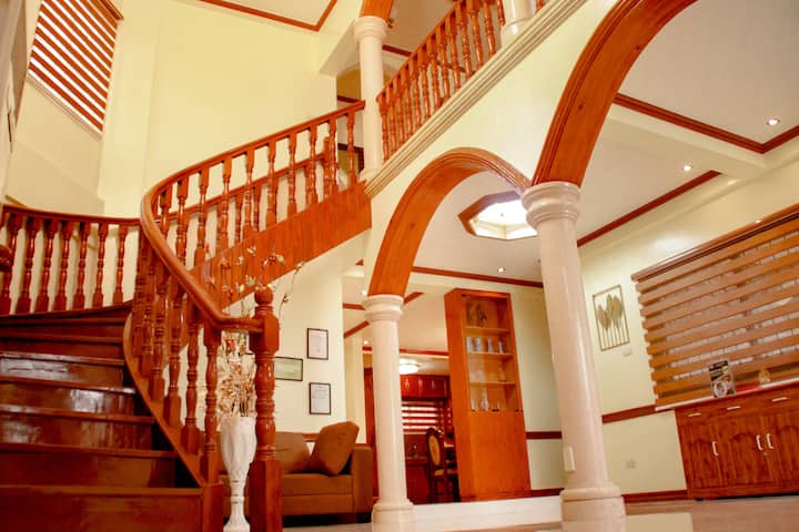 Mansion With Jacuzzi Pool - 15 Pax - Maragondon