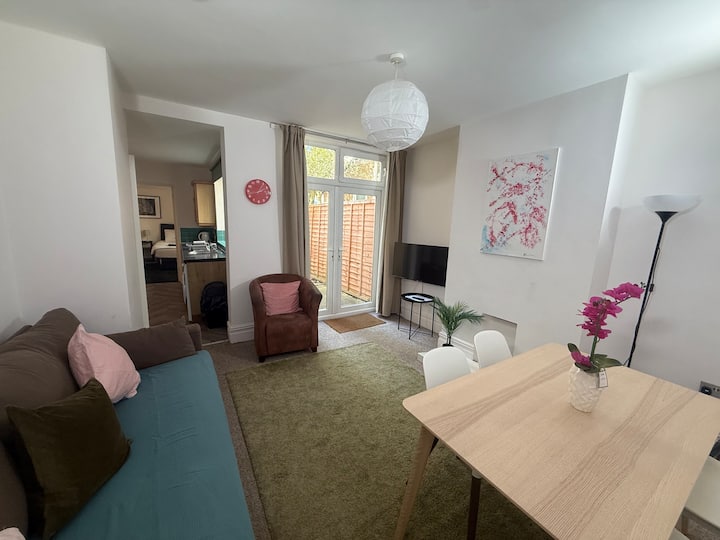 Central 2 Bed Flat With Off Street-parking - Bristol