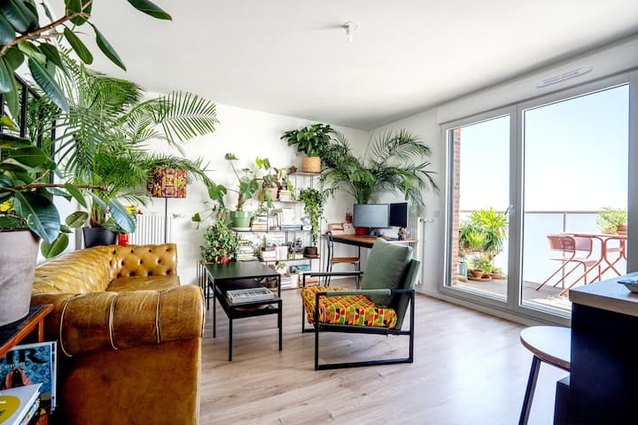 Jungle Avec Vue Sur La Tour Eiffel - Saint-Denis, France