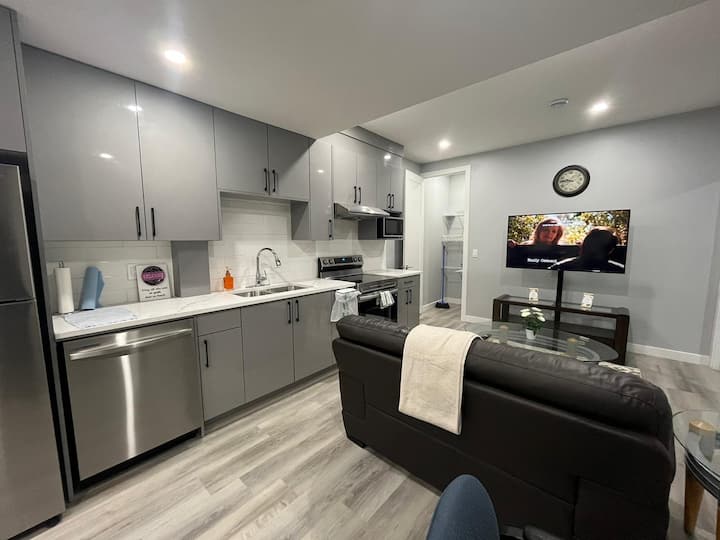 Charming Two Beds, Two Bedrooms Suite - Calgary