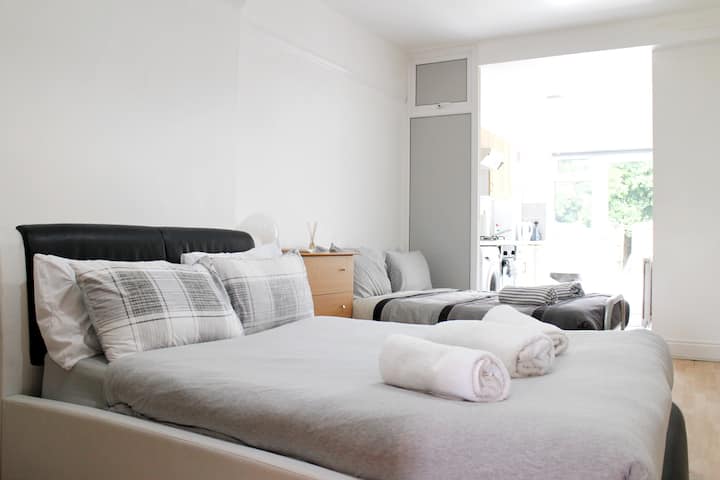 Large Studio Garden Flat Golders Green Road - Whetstone - London