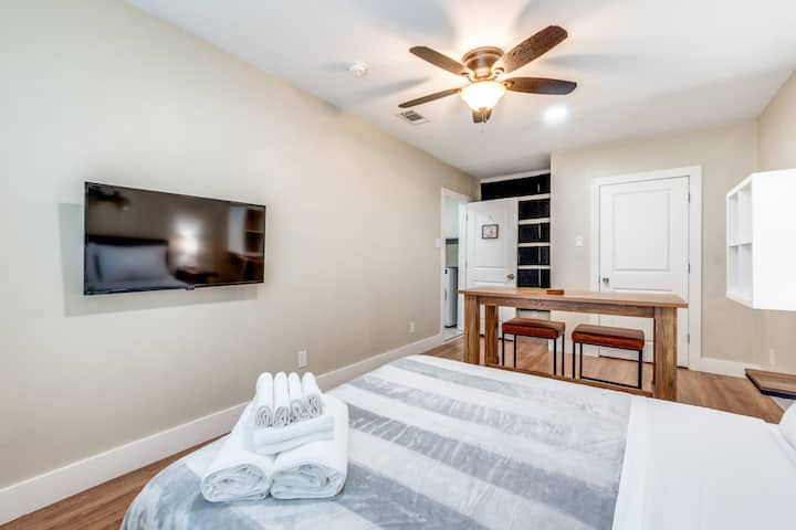 Peaceful Queen Room W/ Tv Near Love Field Airport - Dallas, TX