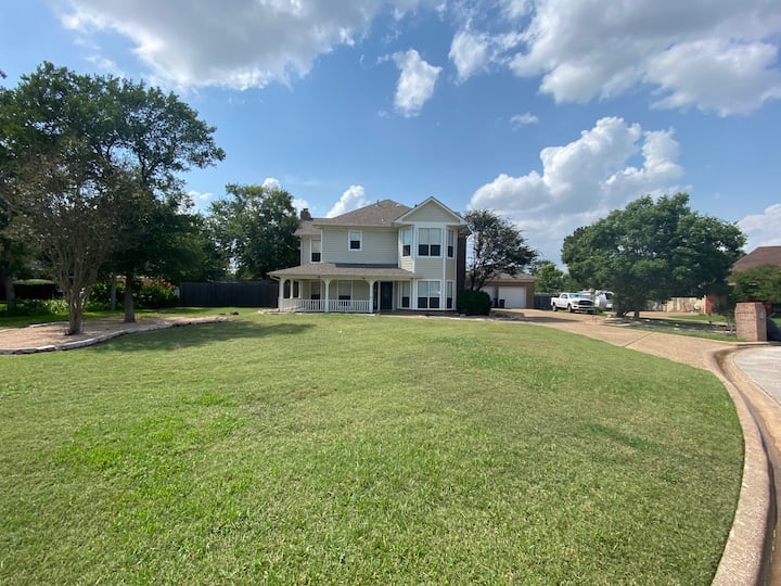 Quiet Home Close To A&m. 2500sq Ft Sleeps 8 - Santa's Wonderland, College Station