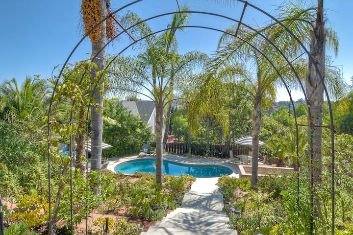 Vista Group Getaway Pool & Hot Tub - San Marcos, CA