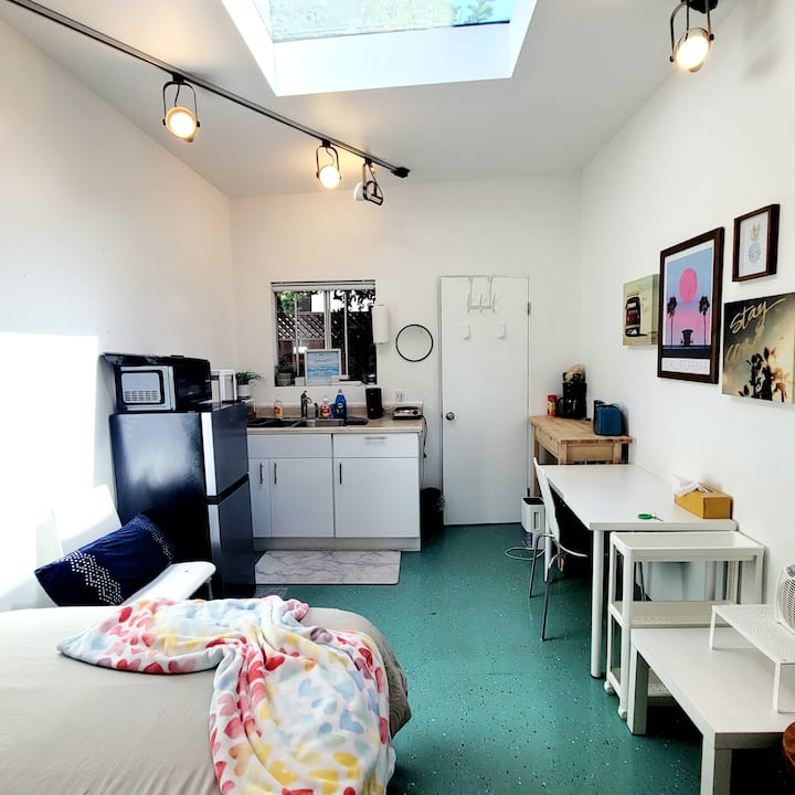 Venice Beach Sunny Studio W Yard, Small Pet Ok - Brentwood - Los Angeles
