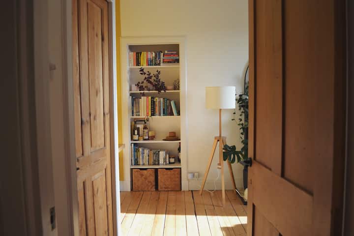 The Flat With The Yellow Door - Edinburgh, UK