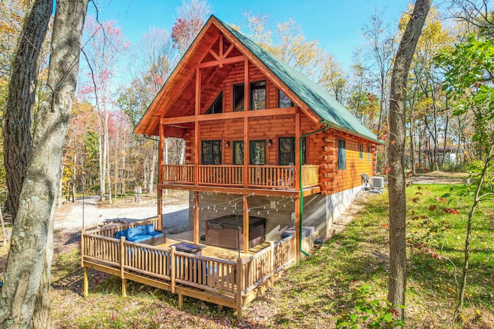 Family Cabin With Hot Tub & Games - New Plymouth, OH