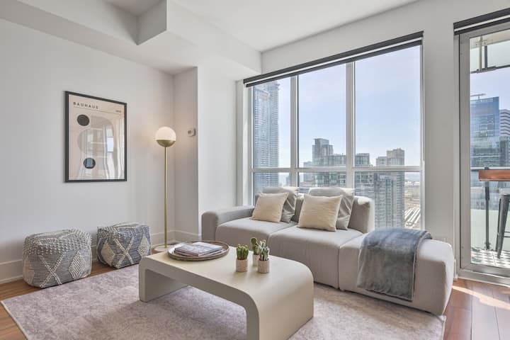 Luxury Condo W/ Lake View, King Bed, Pool, Gym - Toronto