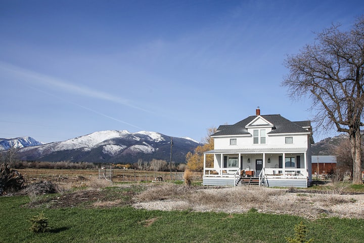 Stunning Blodgett View Farmhouse ~3 Mins To River - Hamilton, MT