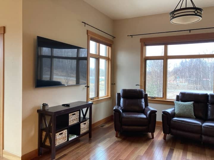 Nuutah Hwnax (Palmer House) - Penthouse - Palmer, AK