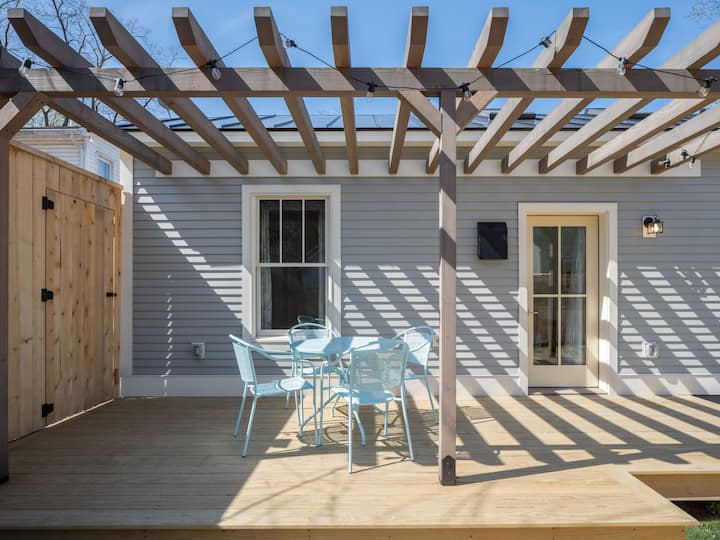 Brand New Cottage With Deck & Pergola - Fully Regi - Burlington, VT
