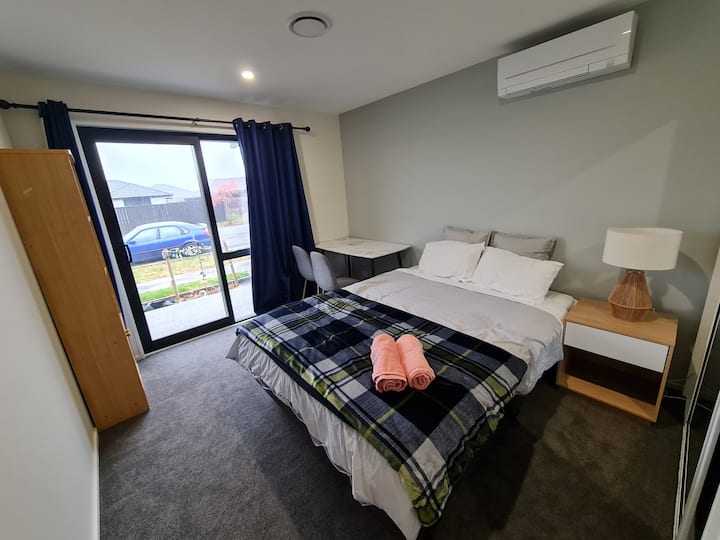 Room In Sweet Home - West Coast