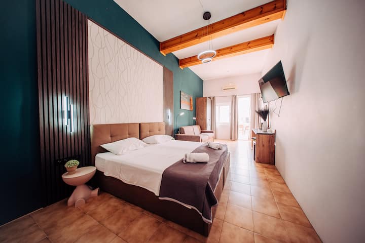 Poolside Balcony Room – Sleeps 4 (5) - Malte