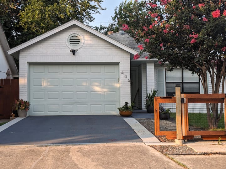 Downtown Jewel + Backyard Oasis [Casa Tranquila] - San Antonio, TX