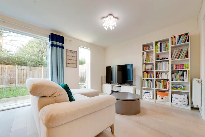 Modern Townhouse Near Addenbrookes | Own Parking - Cambridge