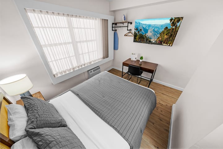 Queen Studio | Free Parking | Free Beach Chairs - Miami Beach, FL