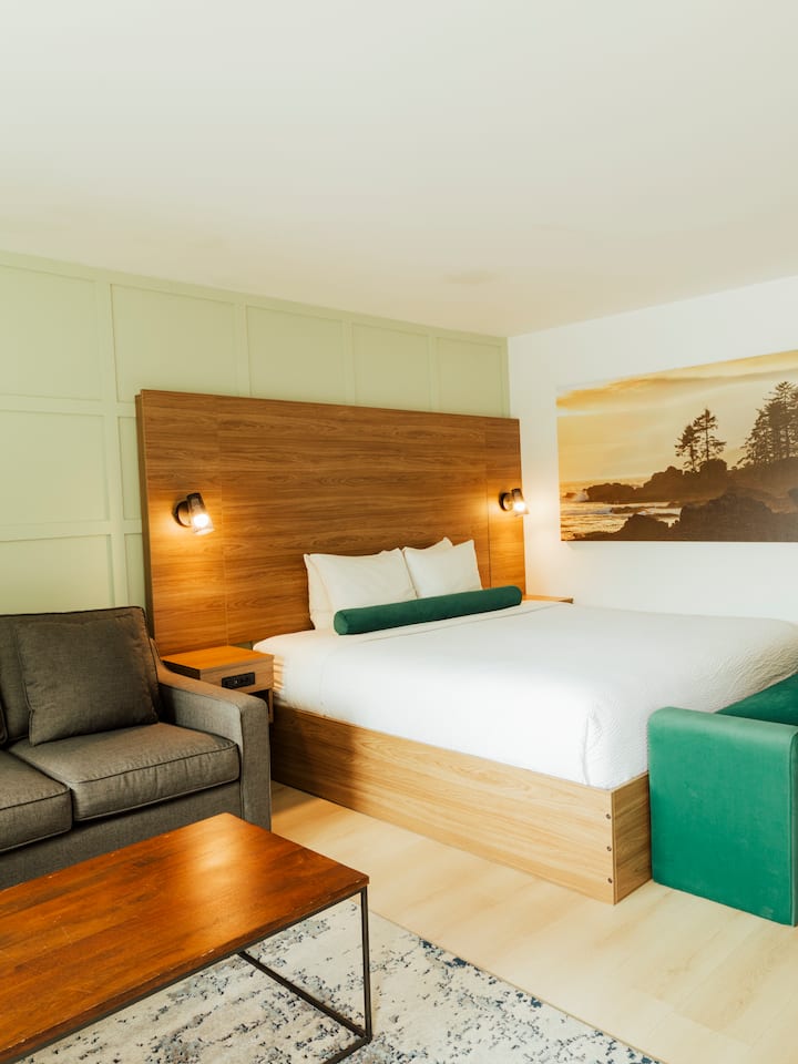 King With Sofa Bed Room - Ucluelet