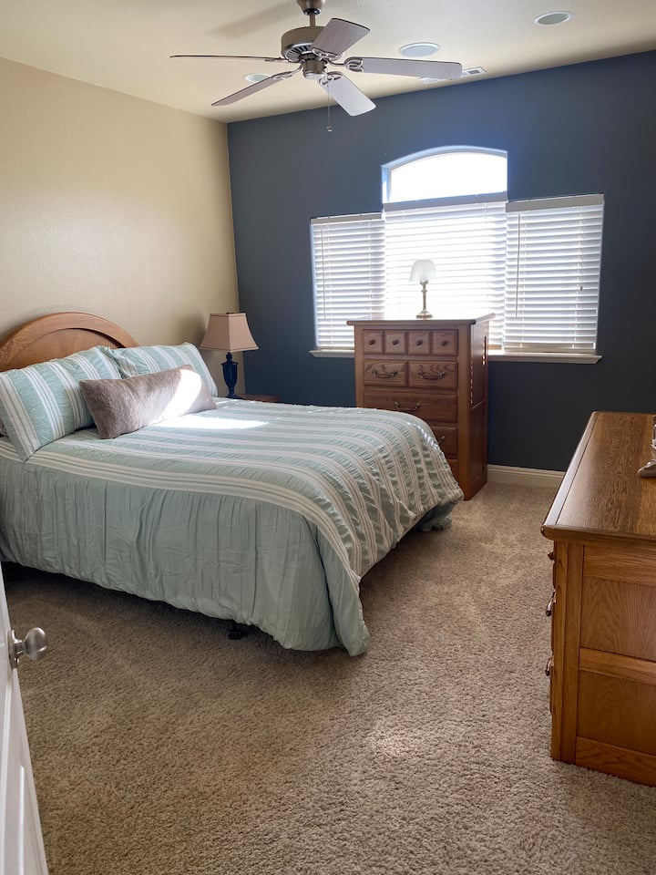 Spacious Executive Home 4/4.5 - Sparks, NV