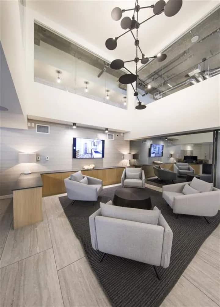 Hollywood Strip[pool/jacuzzi/gym/parking]2bd/2bath - West Hollywood