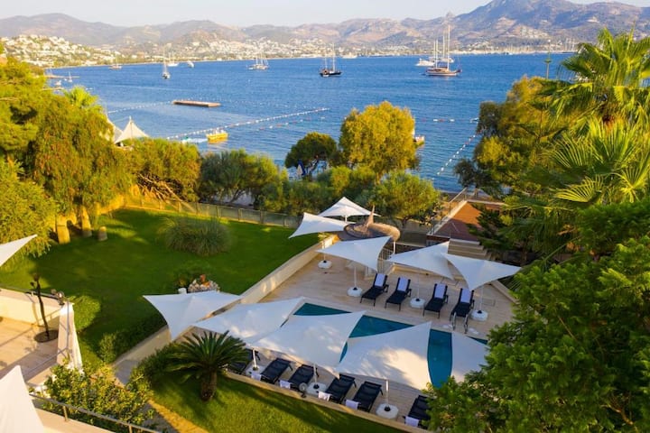 Yalıkavak'ta Denize Sıfır 2+1 Suit Daire ,Havuzlu - Yalıkavak