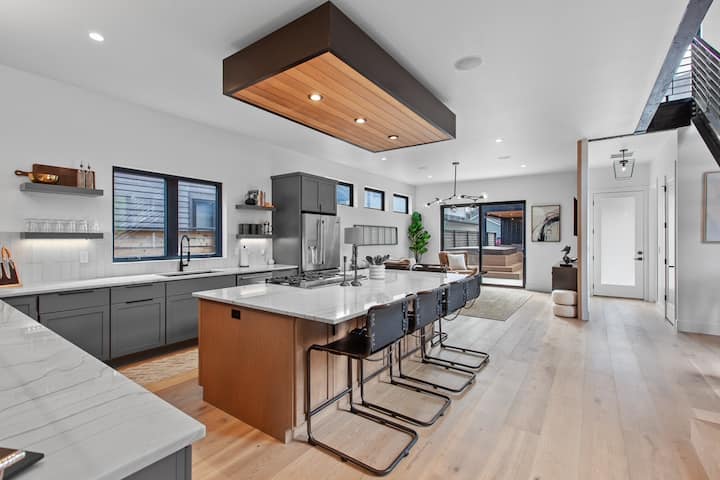 *Luxury 4br W/hot Tub. Walk To Lake & Shops* - 코어 드얼린