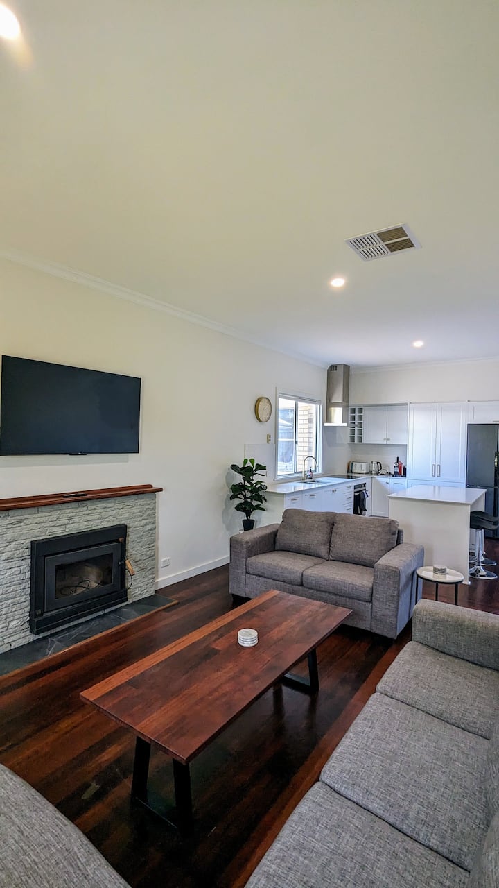 Charming Large Home: Modern Comfort & Convenience - Bunbury