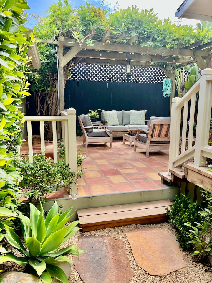 Luxe Bungalow In The Haven/walk To State St. - Santa Barbara, CA