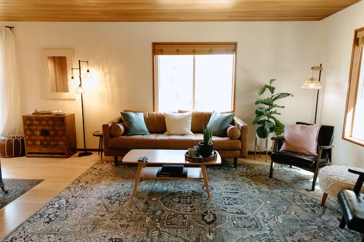 Mid-century Modern Home - 3br/2ba - Near Downtown - Pullman, WA