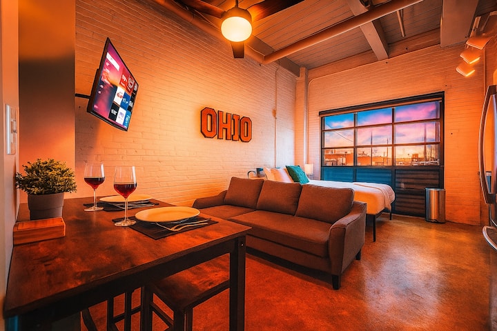 Downtown Exec Suite | Fast Wi-fi + Workspace - Cleveland