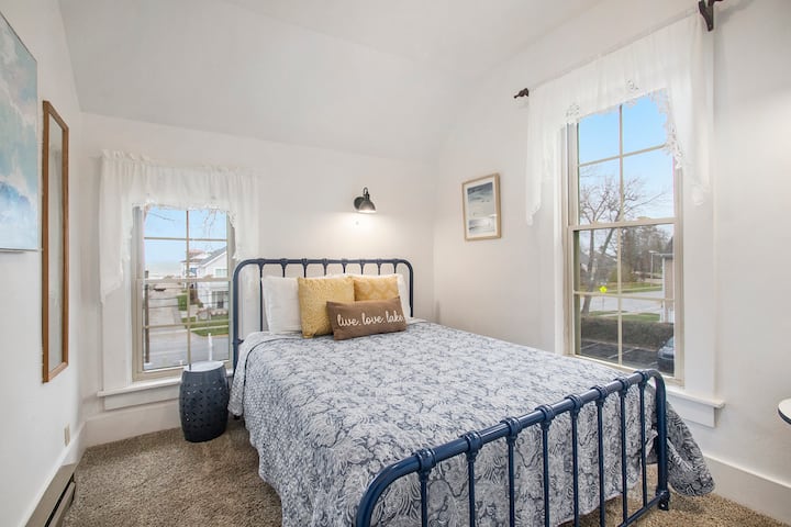 Watersview Inn (#3 Listiak) Queen Bed & Full Bed - South Haven, MI