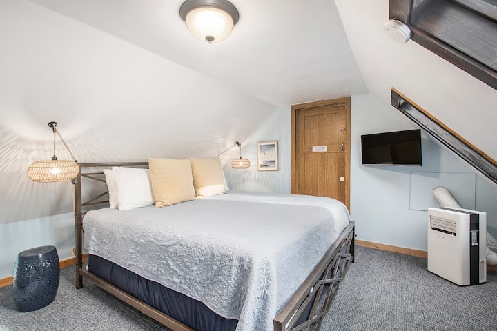 Watersview Inn (#14 Sherman) King & 2 Twin Beds - South Haven, MI