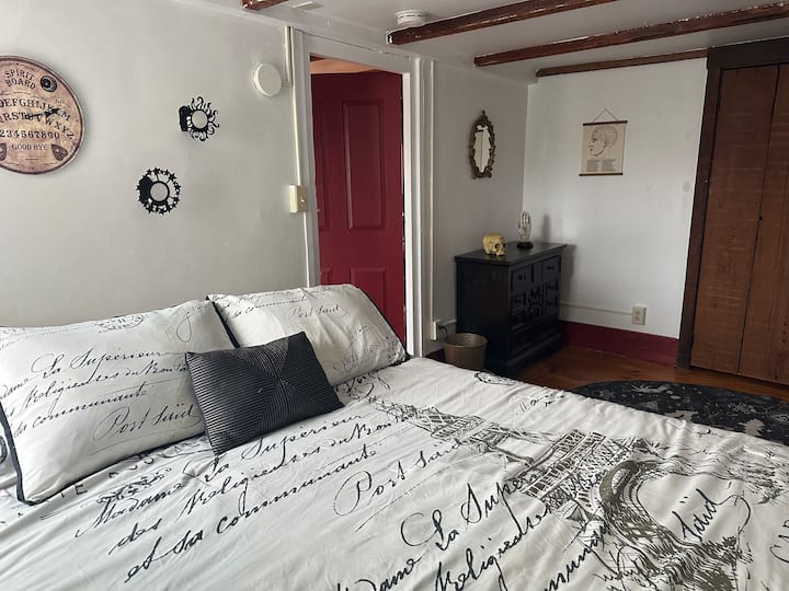 Home Near Downtown & Waterfront - Salem, MA