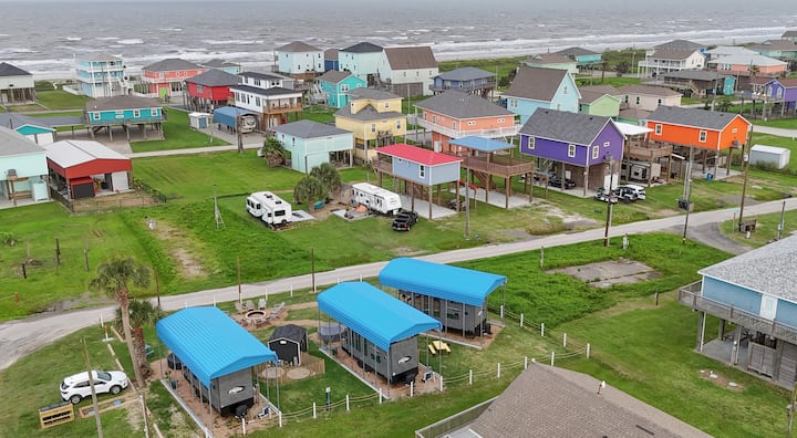Beach Tiny Home #2 - 2 Blocks To The Sand! - Crystal Beach, TX