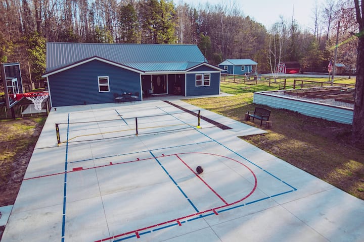 River Front Pickleball & Bball Patio-pets-2 Houses - Manistee, MI