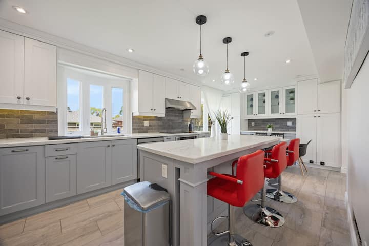 Luxury 3bdrm Home | Chefs Kitchen, Quiet & Privacy - Pickering
