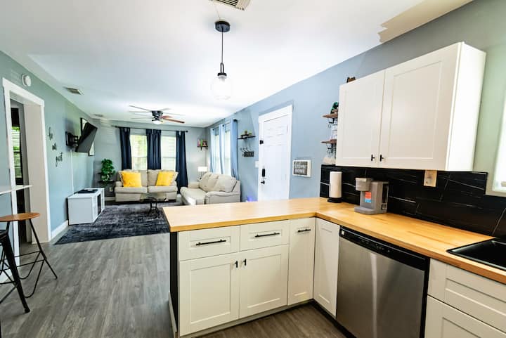 Trendy Downtown Bungalow - Temple, TX