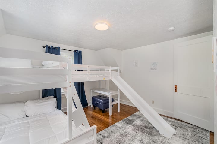 7 Minutes To Ark! Game Room! 
Lillys Cottage - Kentucky